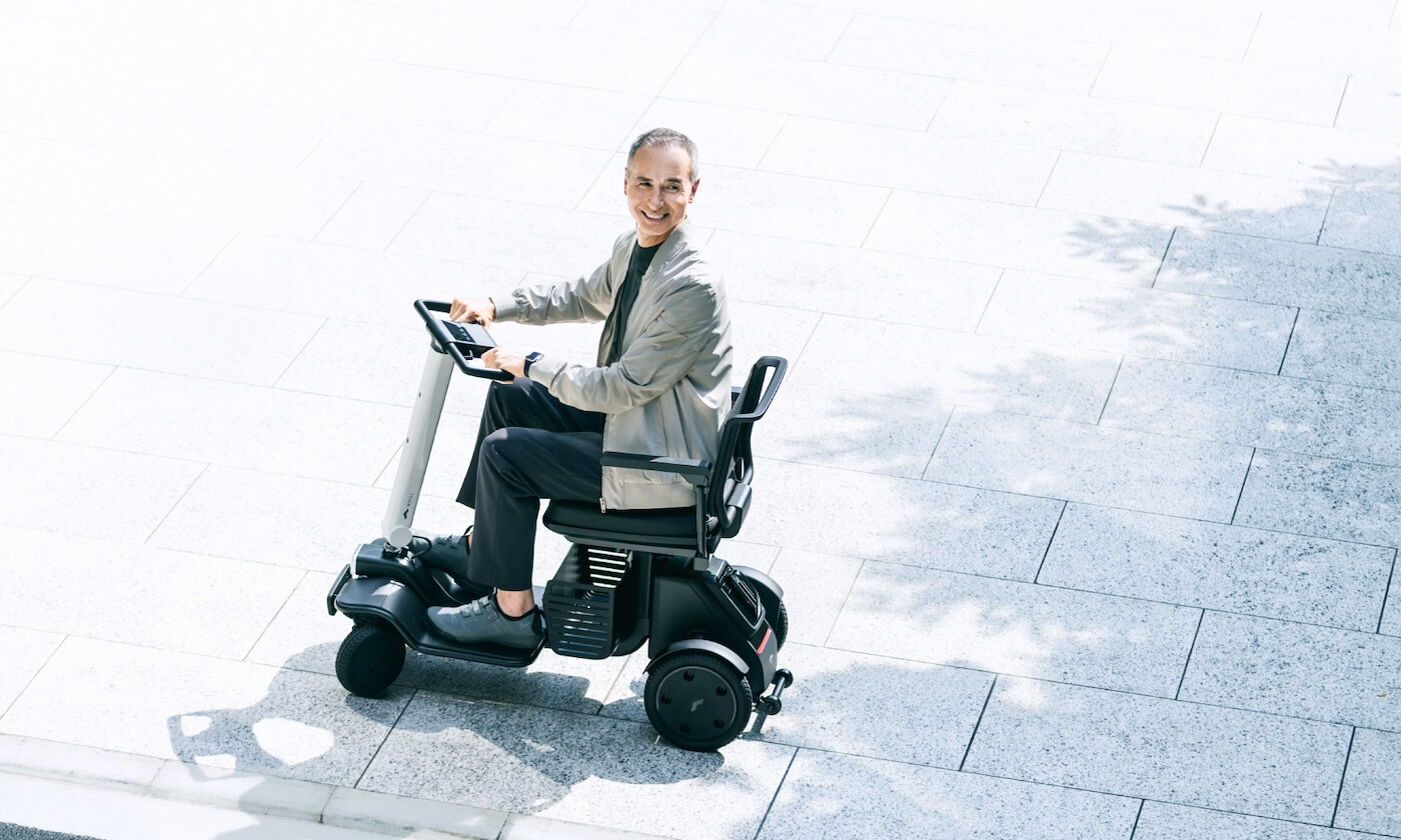 WHILL、スクーター型の新モデル発表！ 機能向上で幅広い住環境に適応 - ケアマネタイムス